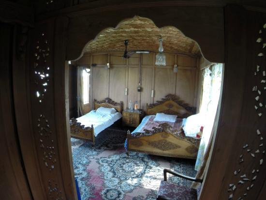 Kismat Houseboat Srinagar, Rooms, Rates, Photos, Reviews, Deals ...